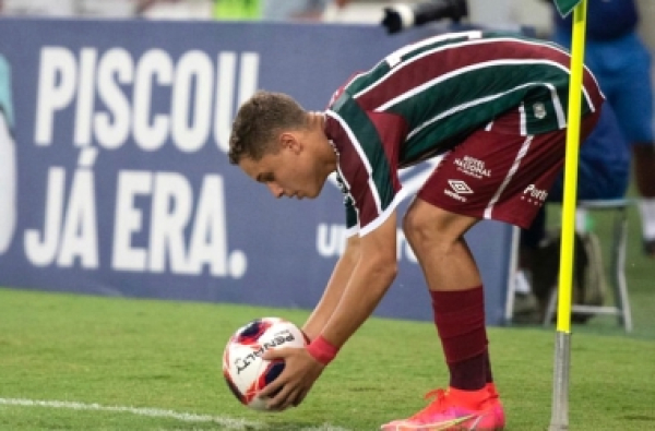 Arthur estreia como profissional e entra para a história do Fluminense ...